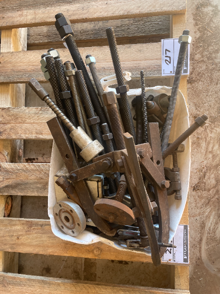 Lot 217 - Pullers and threaded rod. | AuctionsPlus