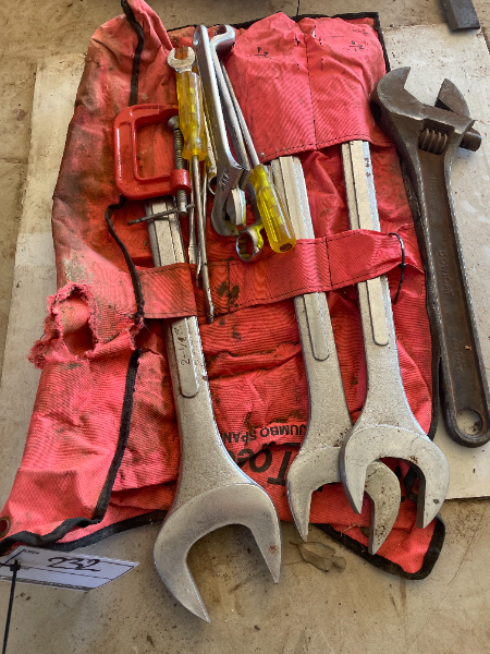 Lot 232 - 3 x large Spanners, Shifter and sundry tools. | AuctionsPlus