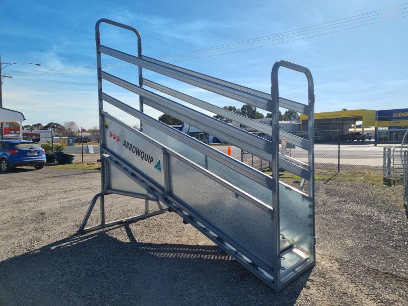 Lot 6 - Arrowquip 3.5M Adjustable Loading Ramp with Bumper & RHS ...