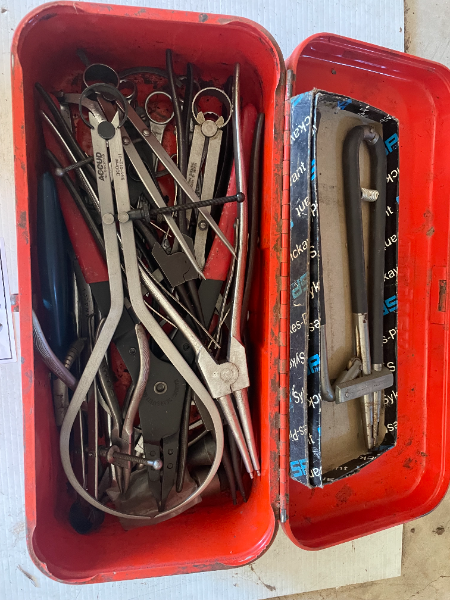 Lot 290 - Calipers, dividers and sundry tools in red box. | AuctionsPlus