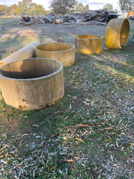 Lot 77 - 4 FT TROUGHS X 4 | AuctionsPlus