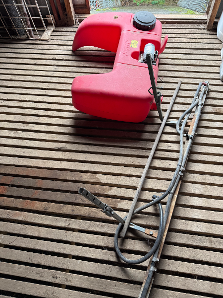 Lot 25 - Selecta Spray Unit + Boom | AuctionsPlus