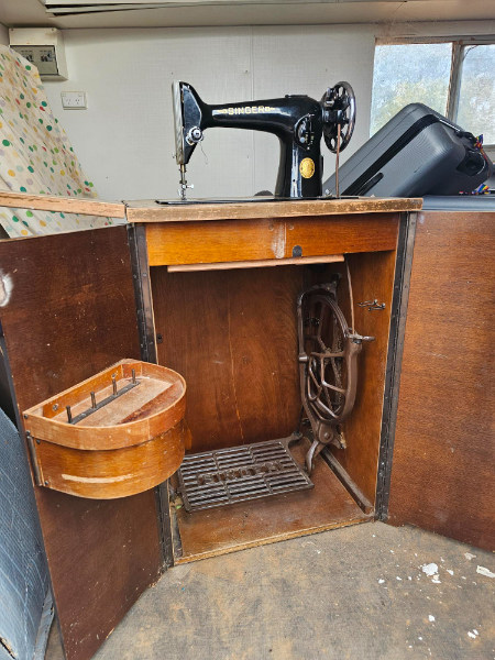 LOT# 276 - Singer Sewing Machine | AuctionsPlus