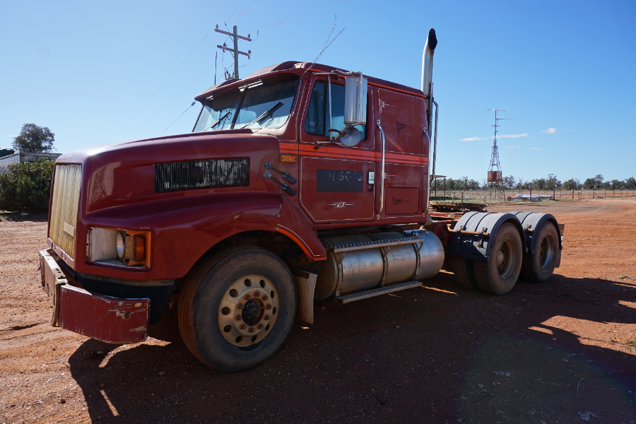 Lot 31 - 1999 International S-line Truck | AuctionsPlus