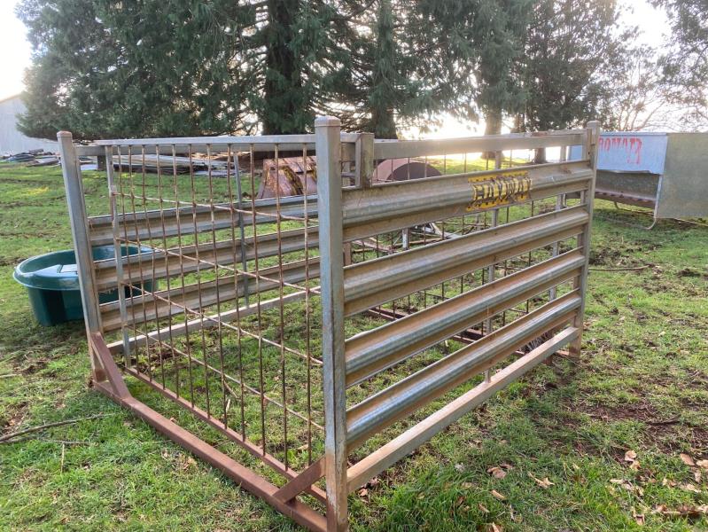 Lot 84 - Hayway Hay Feeder | AuctionsPlus