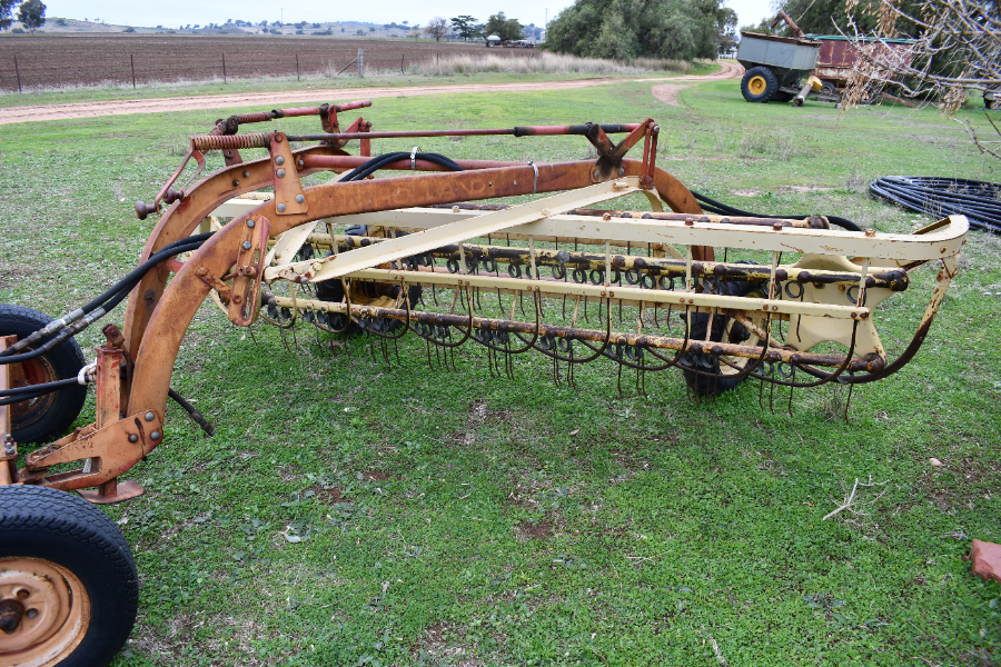 Lot 20 - New Holland Super 56 hay rake | AuctionsPlus