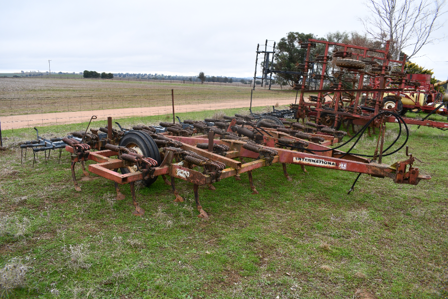Lot 25 - International 211 scarifier | AuctionsPlus