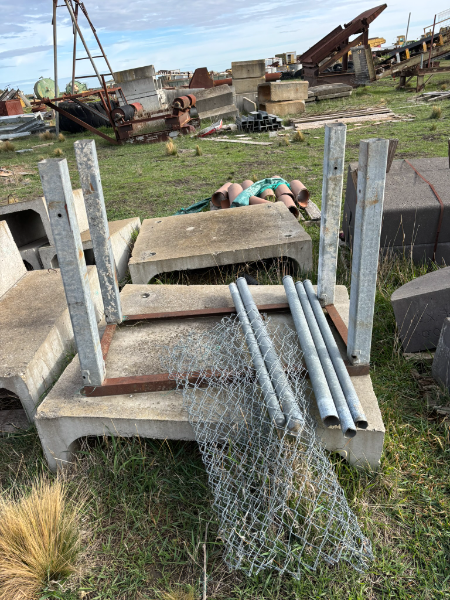 Lot 87 - concrete feed troughs | AuctionsPlus