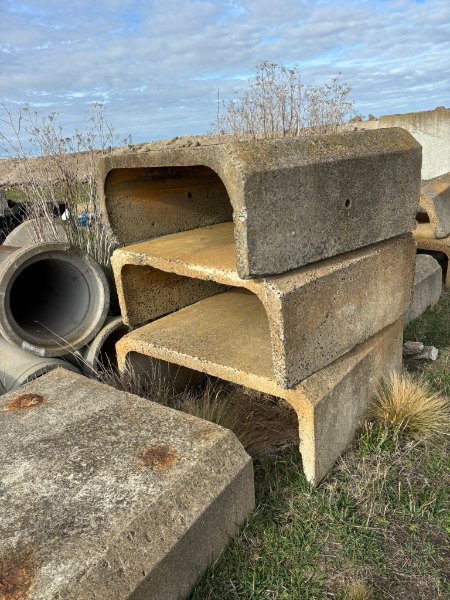 Lot 89 - concrete feed troughs | AuctionsPlus
