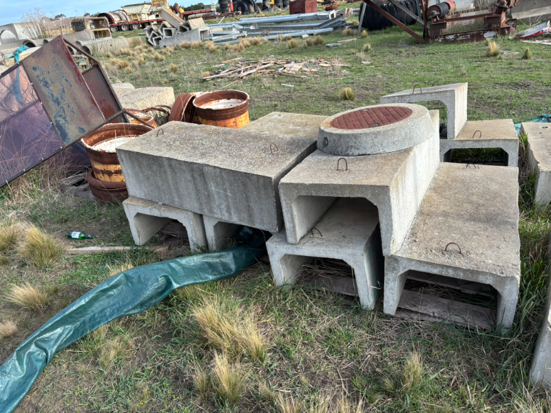 Lot 86 - concrete feed troughs | AuctionsPlus