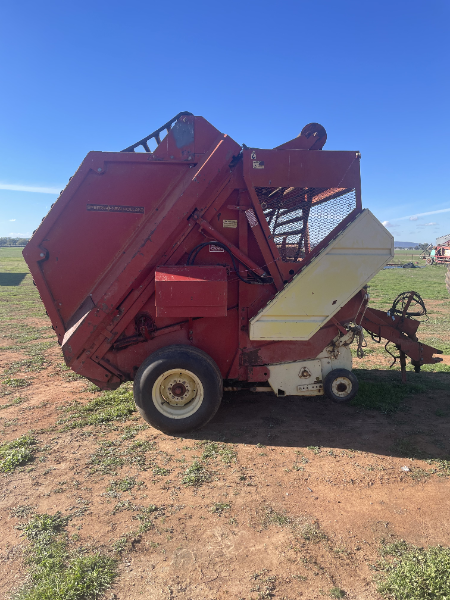 49 - New Holland 851 Round Baler | AuctionsPlus
