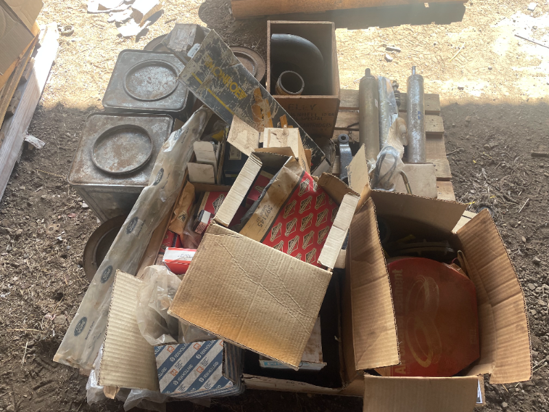 Lot 52 - Sundry parts, old Carbys, | AuctionsPlus