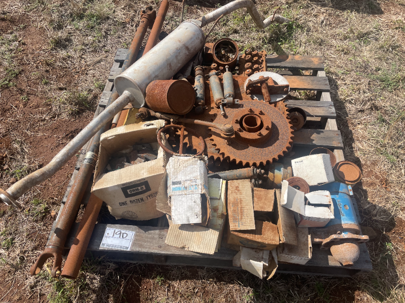 Lot 190 - Sundry parts, starter motor, drive shaft, Hydraulic ram ...