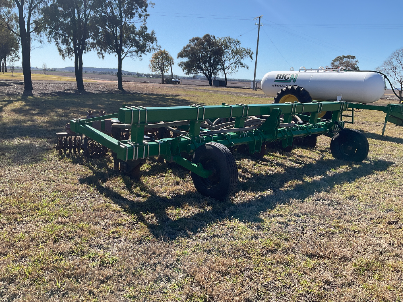 Lot 292 - 3PL 6m Deep Disc Fertiliser Applicator | AuctionsPlus