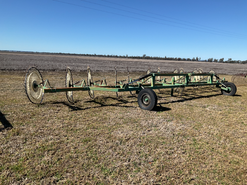 Lot 300 - 3PL 12m row crop rake | AuctionsPlus
