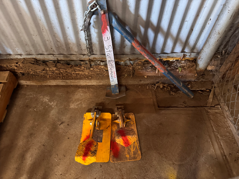 Lot 43 - Star Post Remover. | AuctionsPlus
