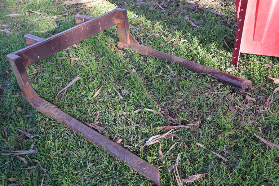 Lot 166 - Rear End Round Bale Lifter | AuctionsPlus