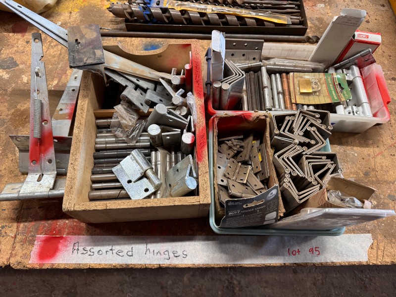 Lot 95 - Assorted Hinges. | AuctionsPlus