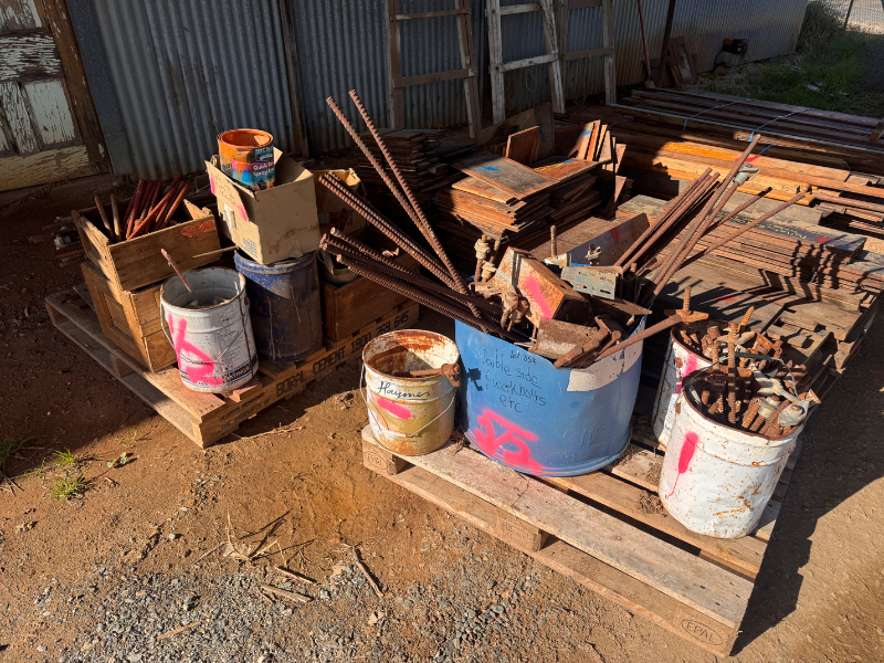 Lot 354 - Double Sided Frame Work Bolts & Accessories. | AuctionsPlus