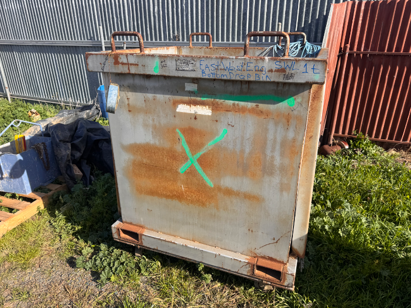 Lot 362 - Bottom Drop Bin. | AuctionsPlus