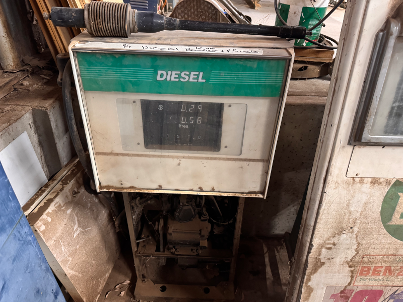 Lot 460 - Diesel Fuel Bowser & Panels. | AuctionsPlus