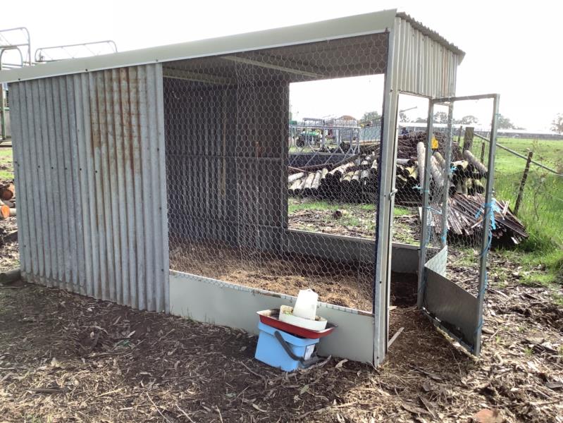 Lot 42 - Chook house | AuctionsPlus