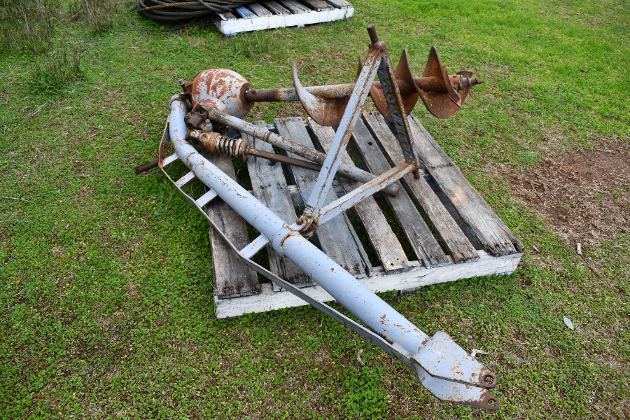 Lot 43 - 3pl post hole digger (blue) | AuctionsPlus