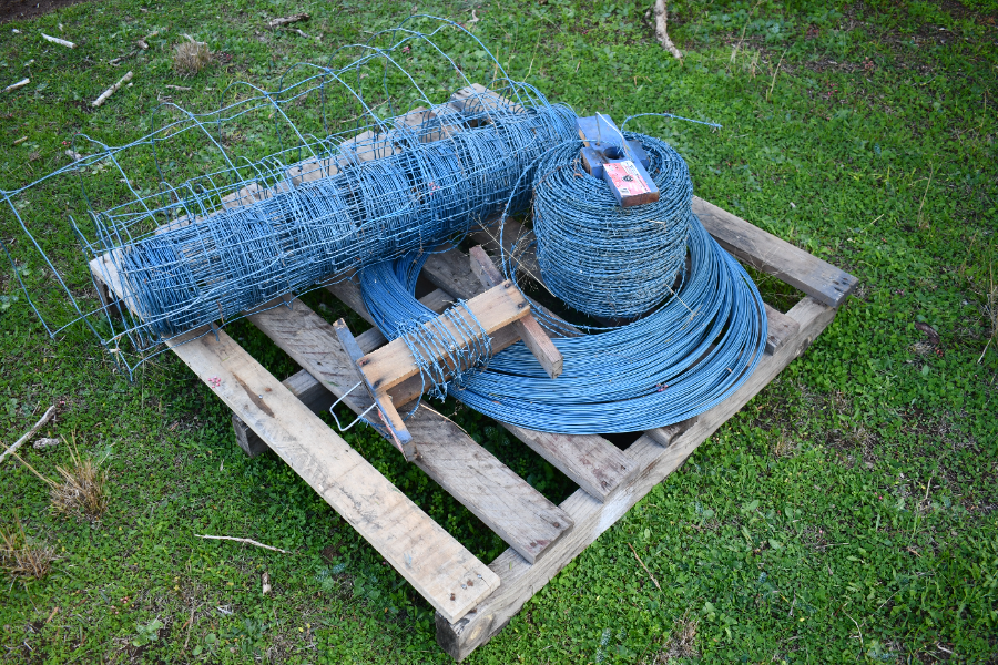 Lot 98 - Barbed wire, plain wire & hinge joint | AuctionsPlus