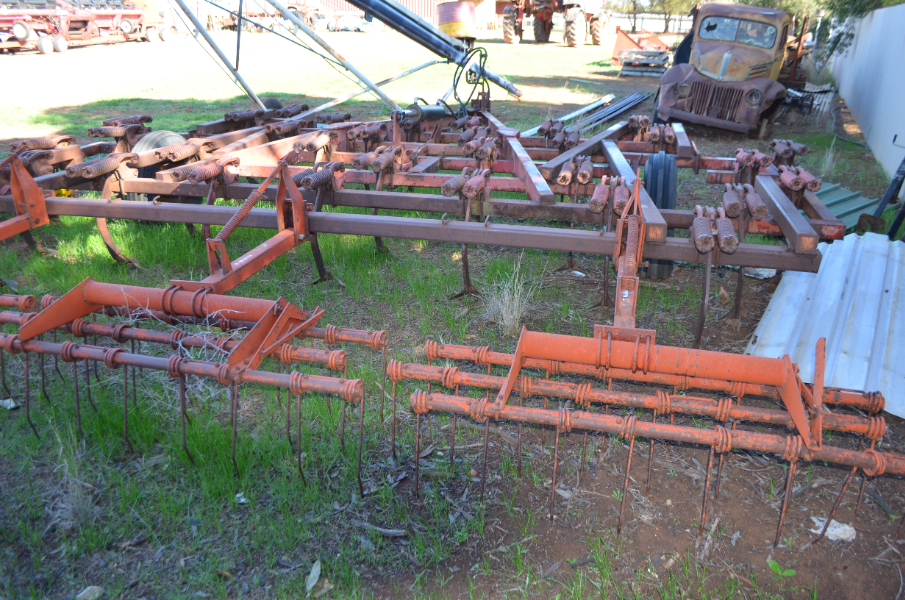 Lot 10 - International 211 Scarifier | AuctionsPlus
