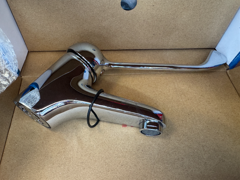 LOT 323 - ECT Lever Basin Mixer Tap x 2 | AuctionsPlus