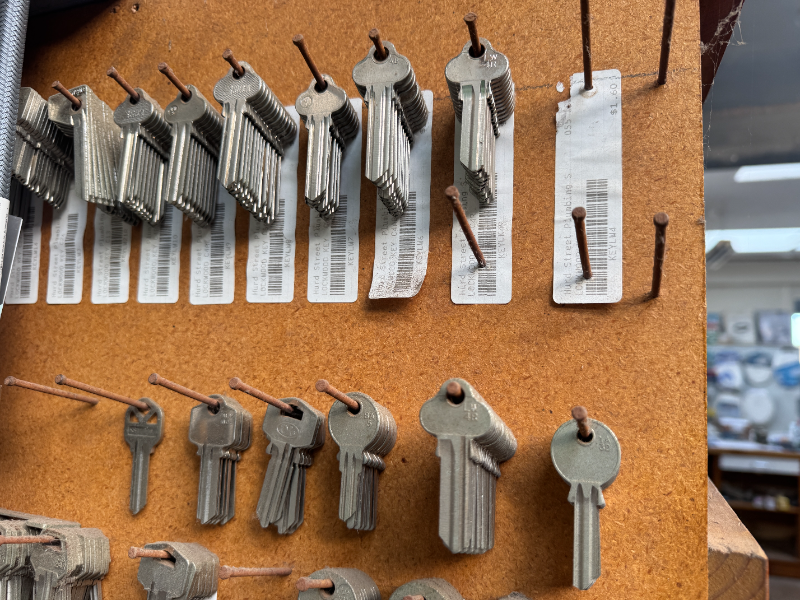 LOT 456 - Key Cutting Machine & Assorted Keys | AuctionsPlus