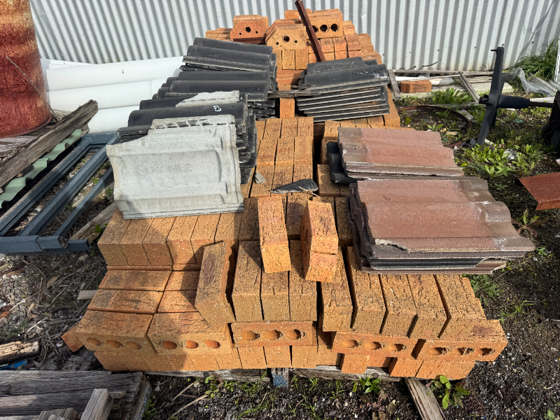 LOT 658 - Bricks & Roofing Tiles x 2 Pallet | AuctionsPlus