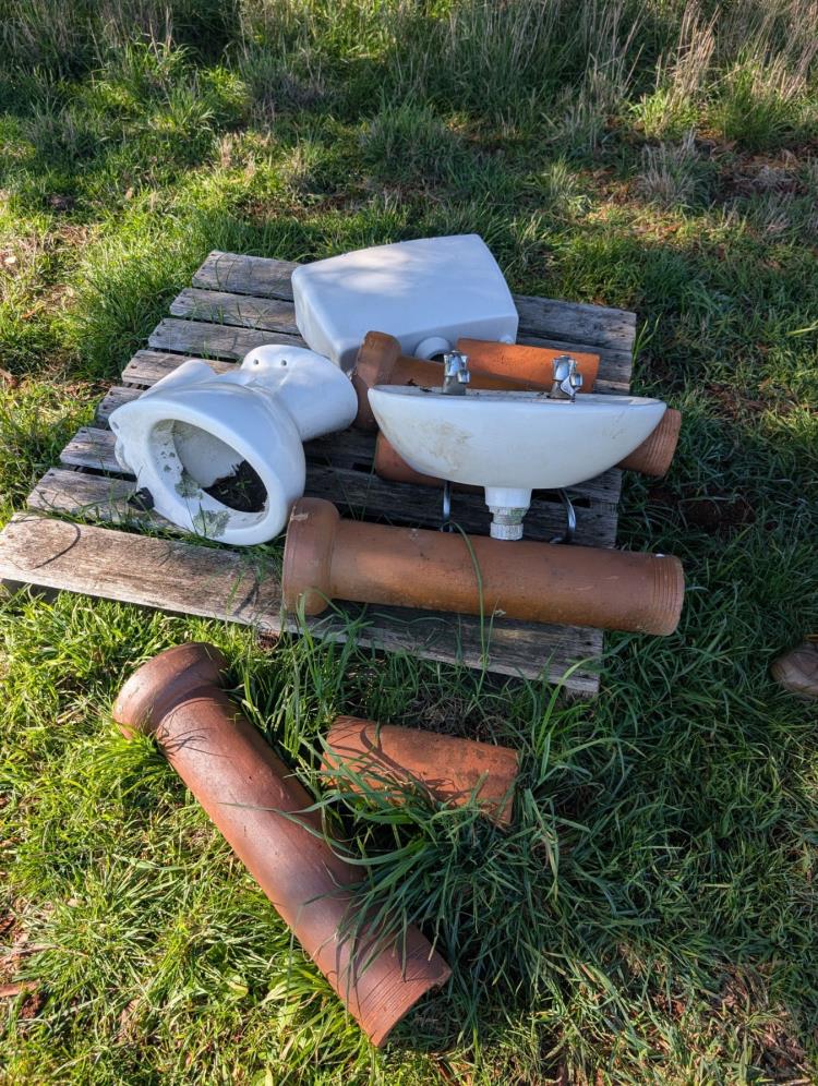 Lot 35 - Toilet & Basin & Pipes | AuctionsPlus