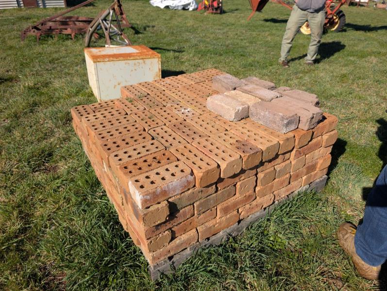 Lot 46 - House Bricks Approx 200x | AuctionsPlus