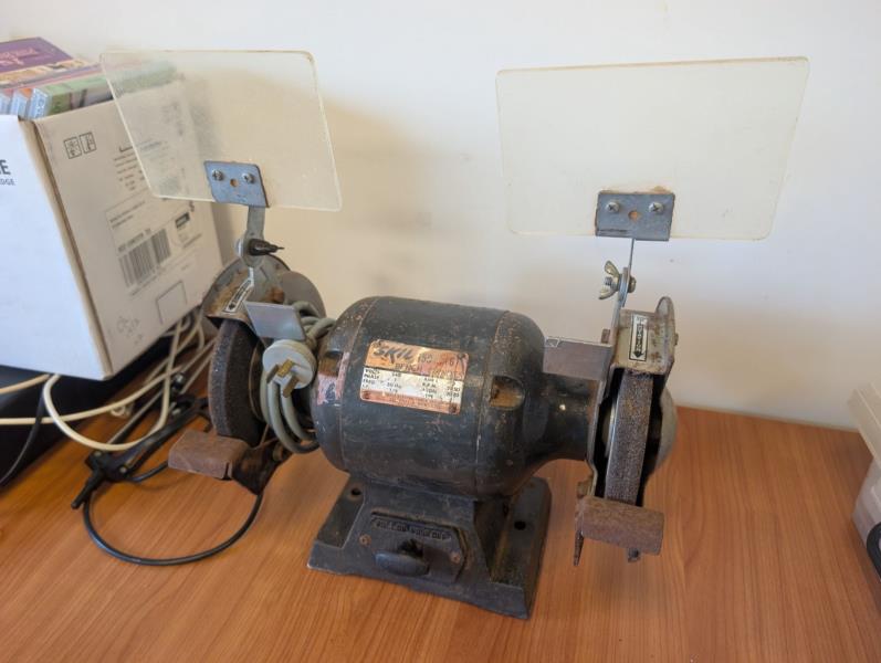 Skil 150mm Bench Grinder w/ Guards | AuctionsPlus