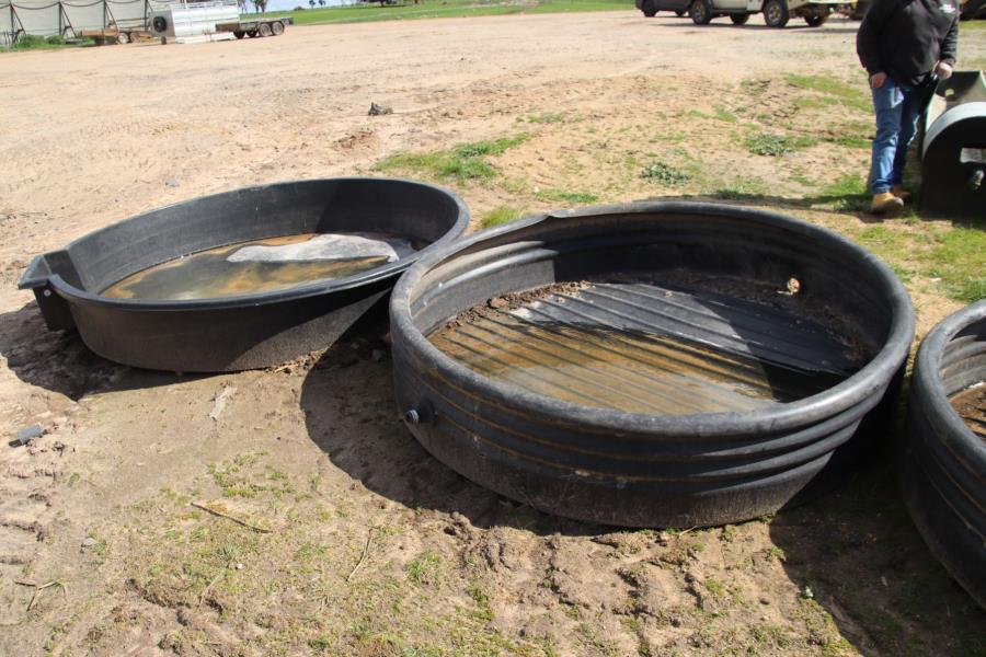 Lot 508 - 2 Round Poly Troughs | AuctionsPlus