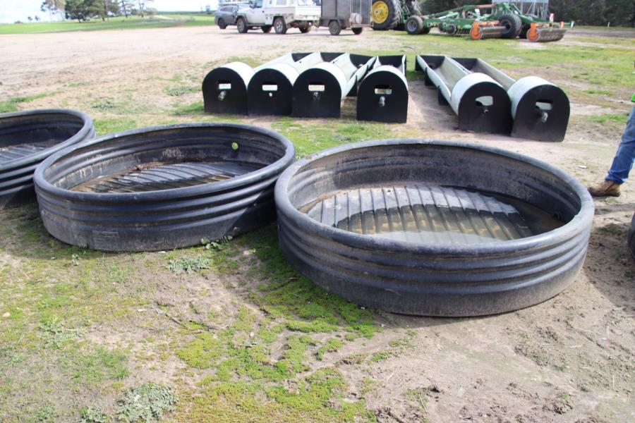 Lot 509 - 2 Round Poly Troughs | AuctionsPlus
