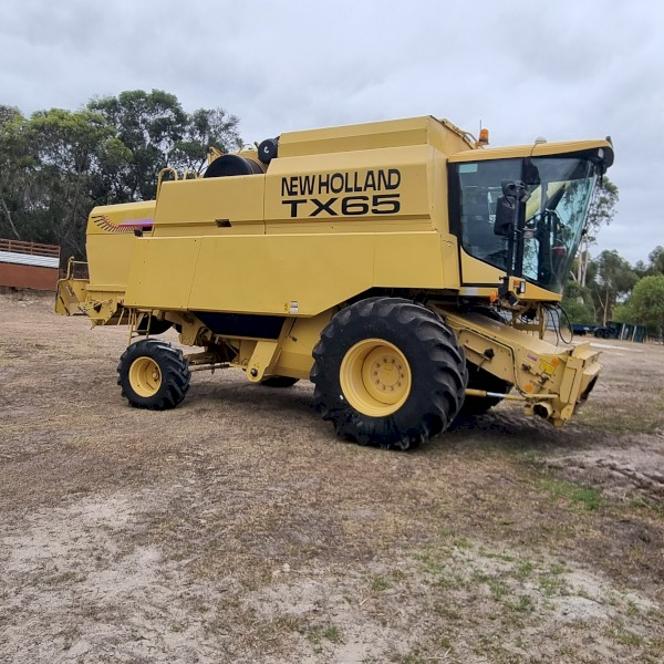 Lot 9 - New Holland Header TX65 Plus with Honey Bee Front | AuctionsPlus