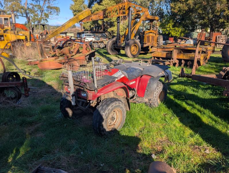 Lot 44 - Honda Big Red 300 Quad Bike, goes OK | AuctionsPlus