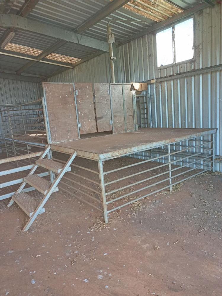 Lot 90 - Shearing Platform | AuctionsPlus