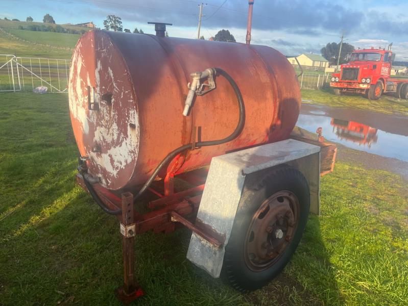 Lot 91 - Trailing 1000L Fuel Tank w/ Electric Pump | AuctionsPlus