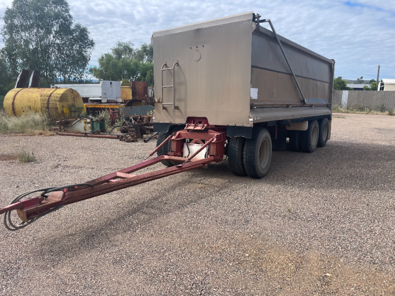 Lot 36 - TEFCO Tri-axle Dog Trailer | AuctionsPlus