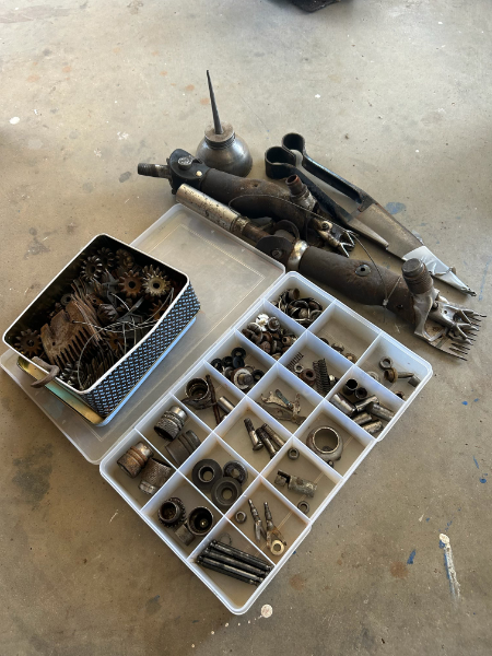 Lot 19 - Shearing gear, hand peace's, combs, shears, oil can ...