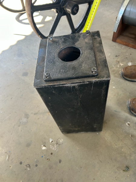 Lot 28 - Box metal 200mm x 400mm | AuctionsPlus