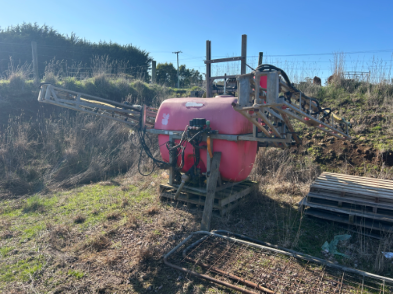 Lot 16 - Silvan boom spray | AuctionsPlus