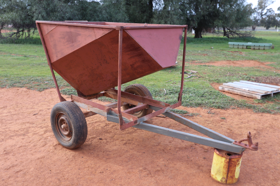 Lot 75 - Feed out cart | AuctionsPlus