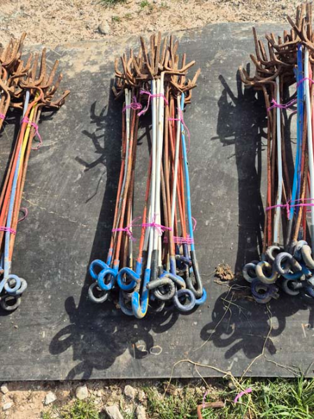 Lot 130 - 30 x Pig Tail Posts | AuctionsPlus