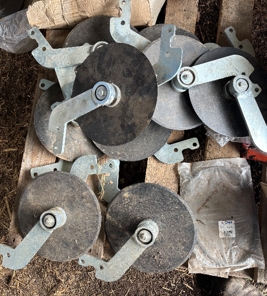 Lot 57 - Cutters and discs | AuctionsPlus
