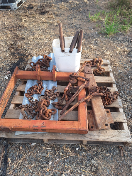 Lot 139 - Chain dogs and scrap | AuctionsPlus