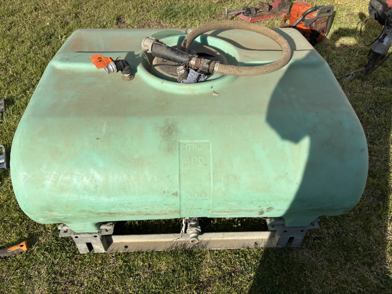Lot 94 - 400lt Spray tank on base. No pump | AuctionsPlus